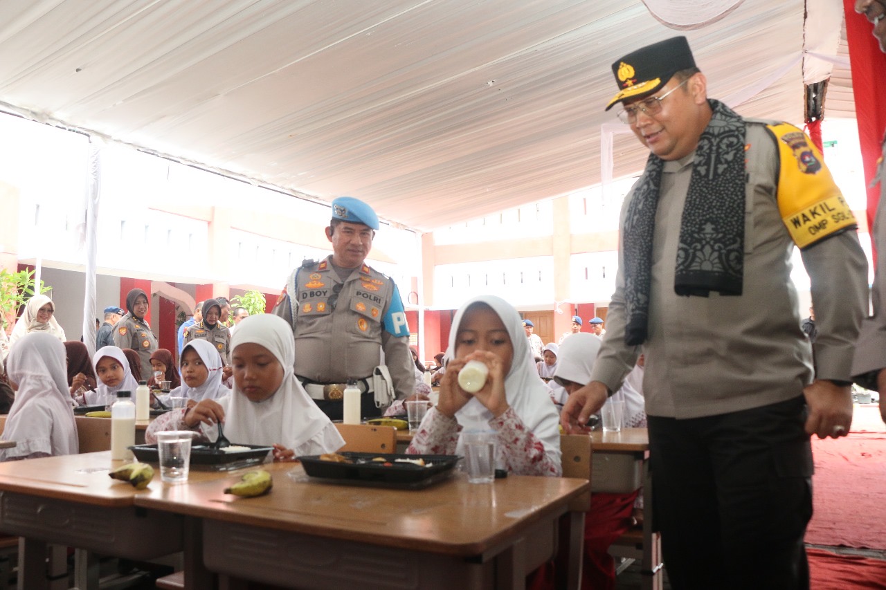 Wakapolda Hadiri Acara Makan Siang Bergizi Untuk Siswa/i SD Negeri 02 ... Wakapolda Hadiri Acara Makan Siang Bergizi Untuk Siswa/i SD Negeri 02 ...
